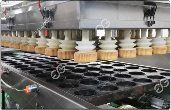 Automatic Vacuum Cake Depanning Machine in Bakery